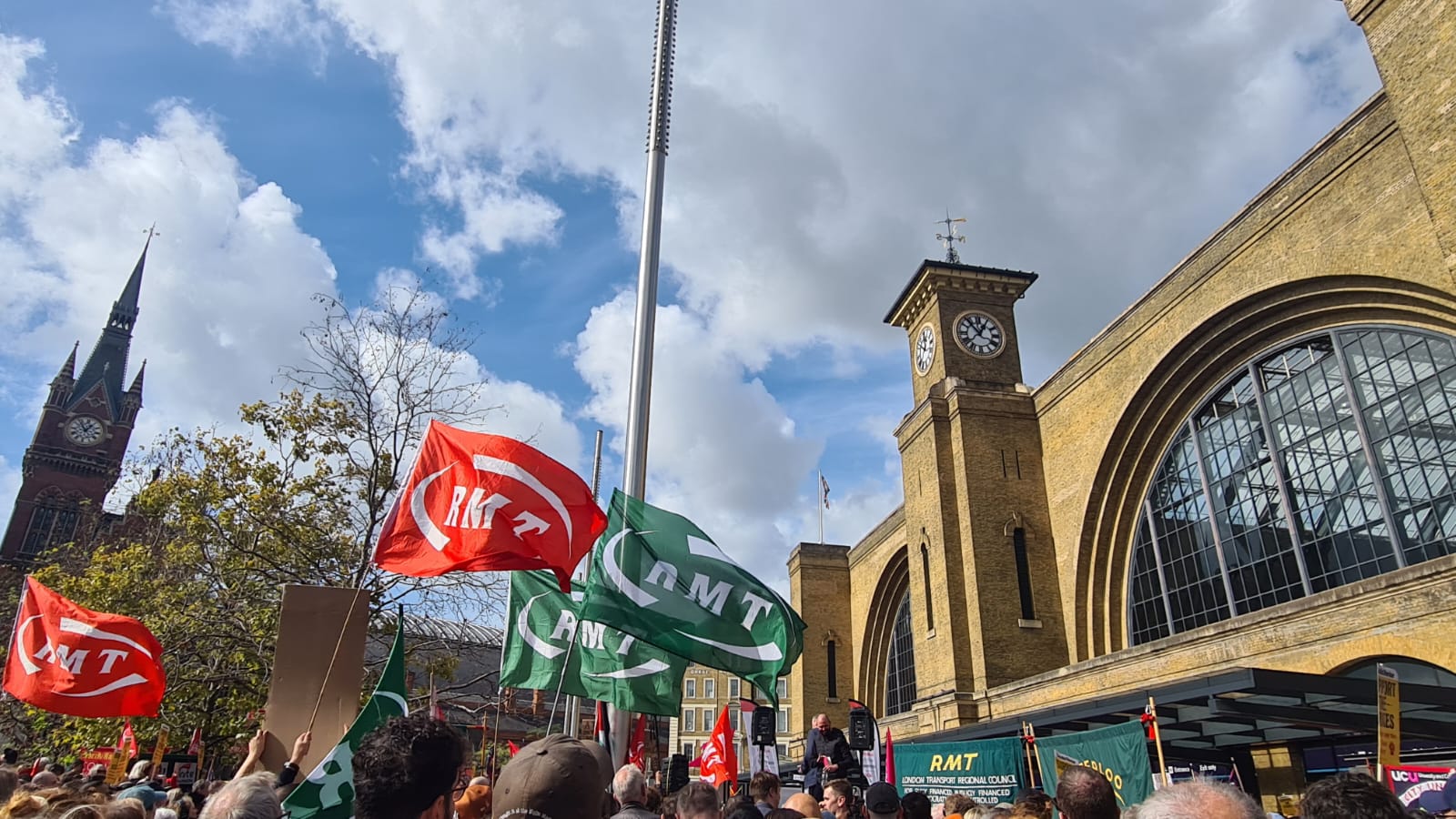 Network Rail members overwhelmingly vote to accept improved pay offer – RMT
