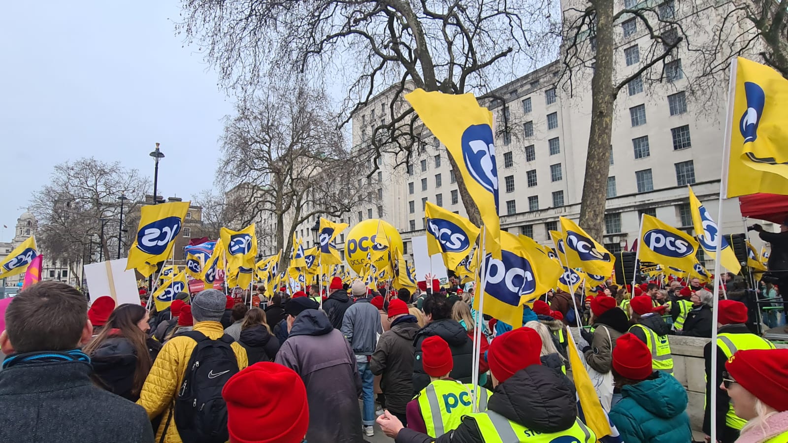 Court security officers balloting for strike action over poverty pay – PCS